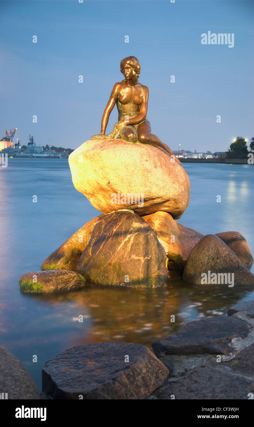 The mermaid in Copenhagen with moon light at dusk Stock Photo - Alamy