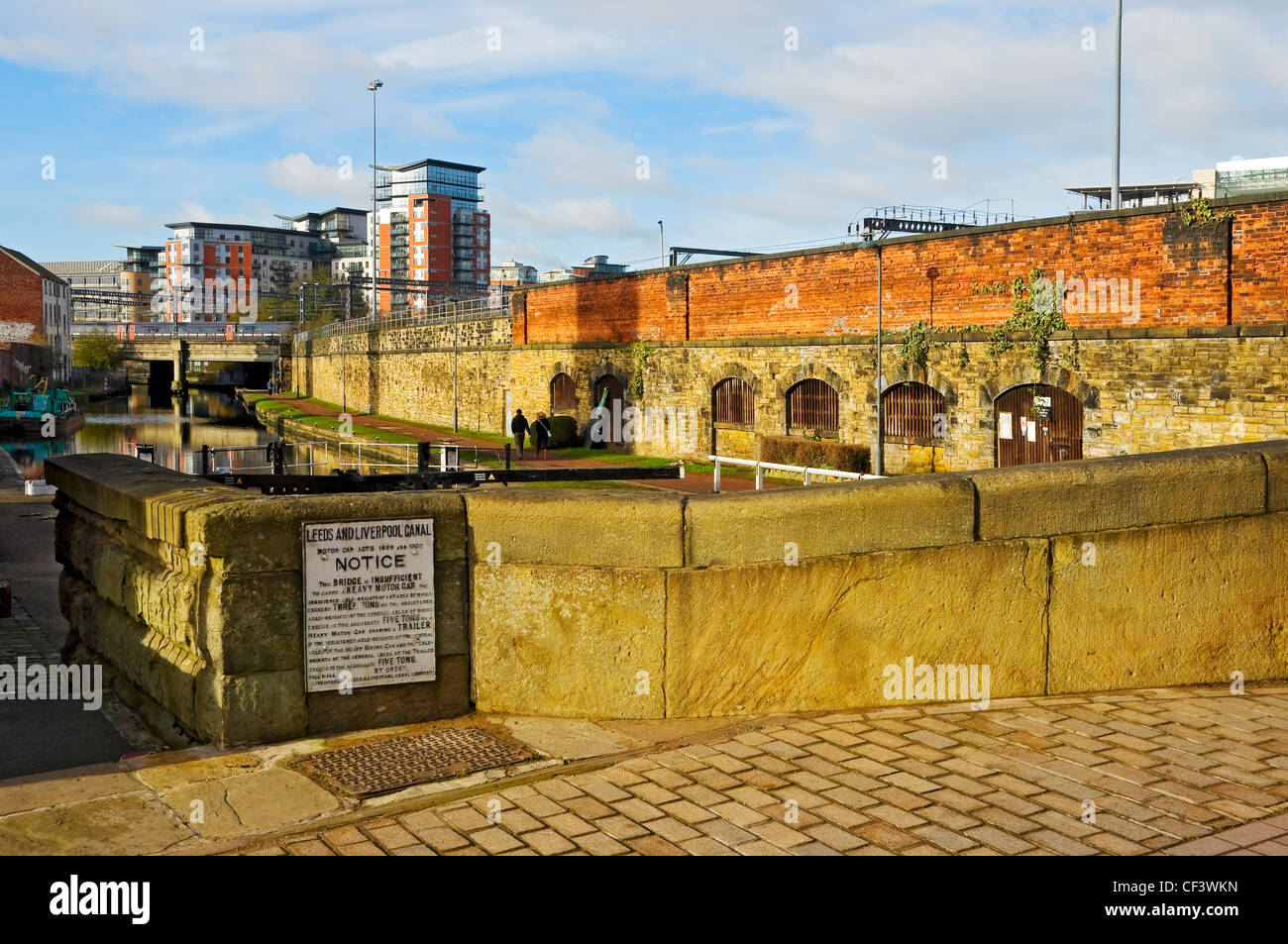 A weight restriction notice by Office Lock Bridge on the Leeds and ...