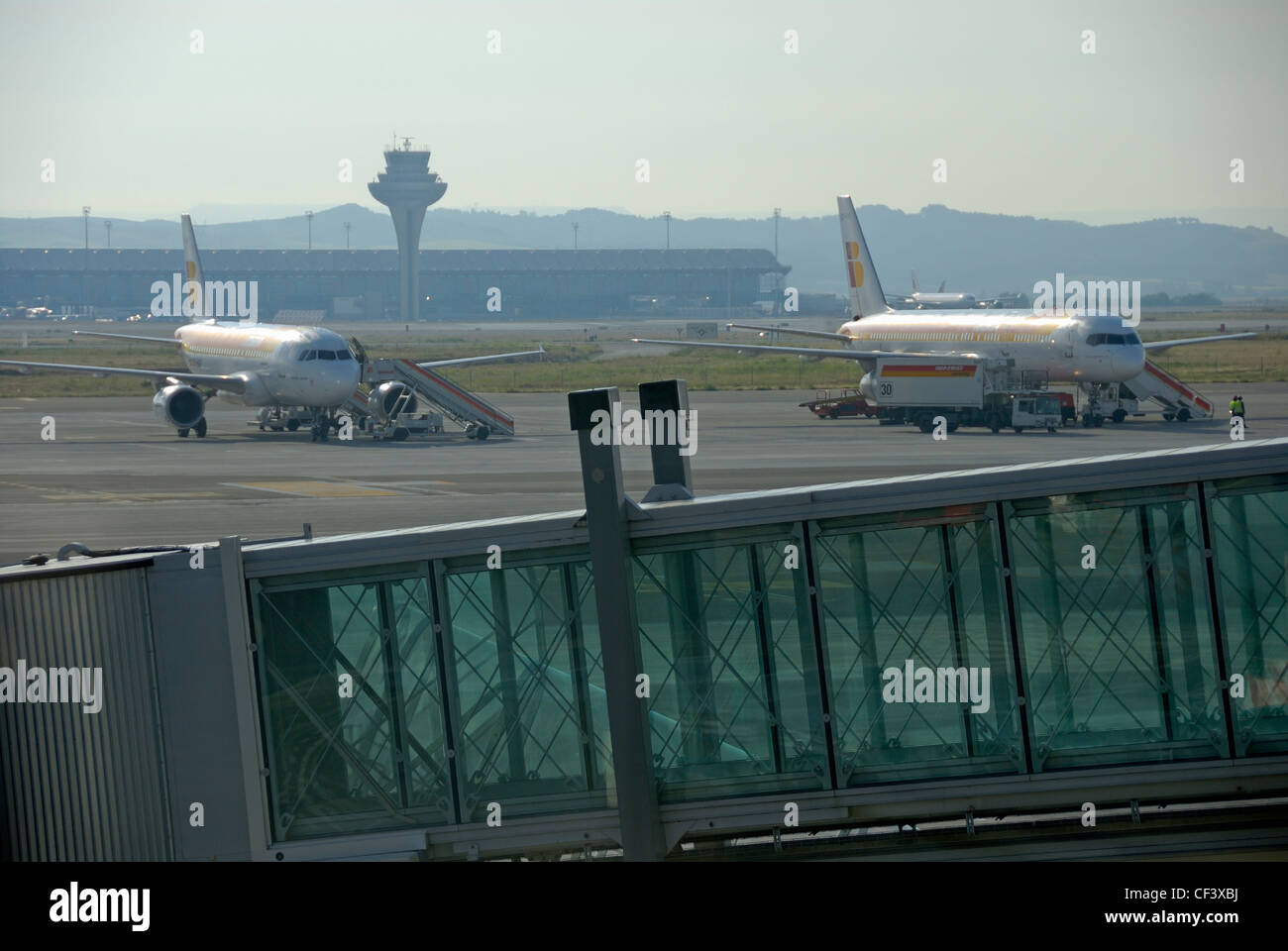 Boarding tunnel airport hi-res stock photography and images - Alamy
