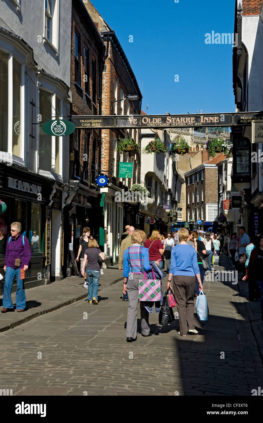 Ye Olde Starre Inne sign (York's oldest licensed Inn 1644) above ...