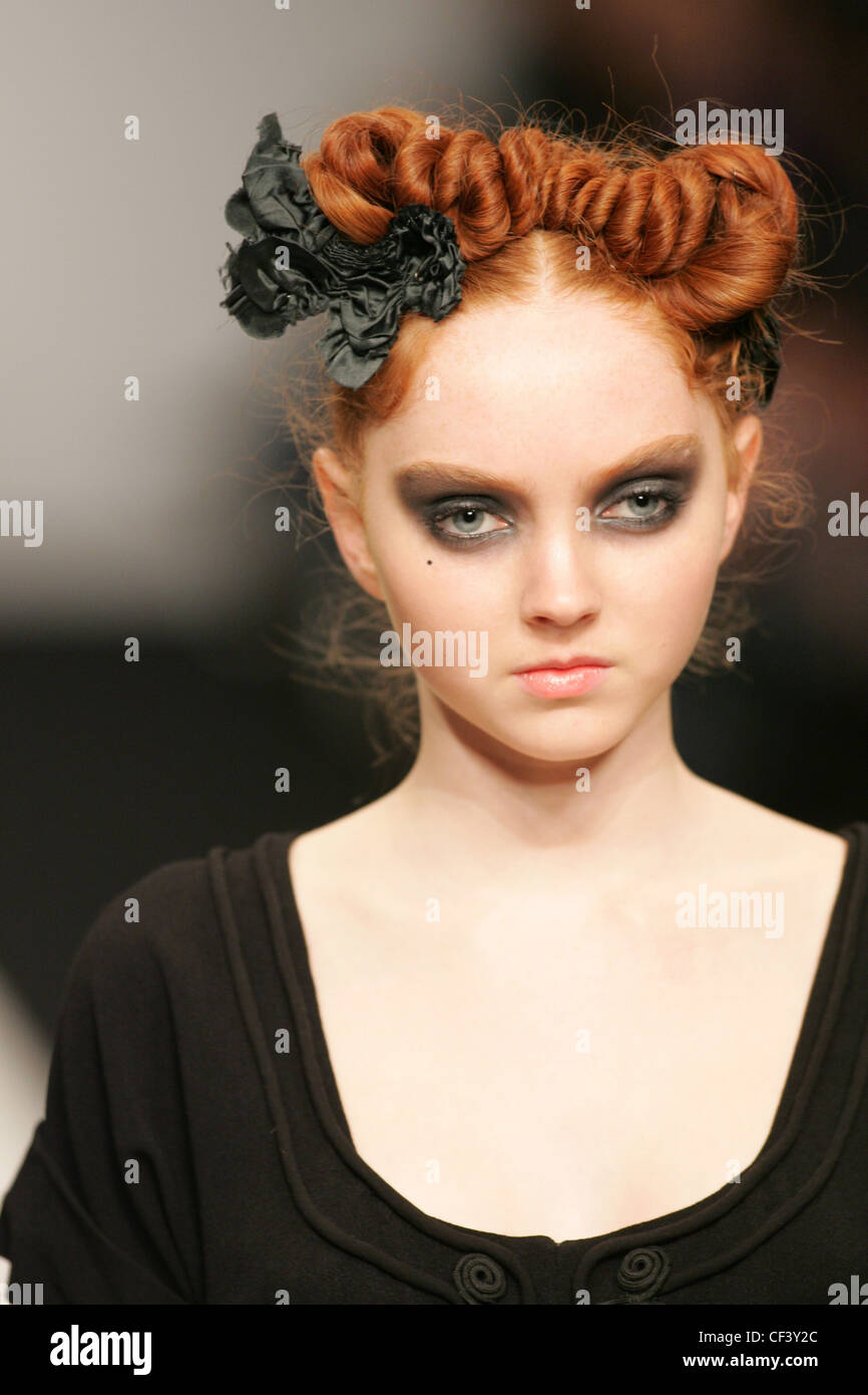 Clements Ribeiro London Ready to Wear Autumn Winter British model Lily ...