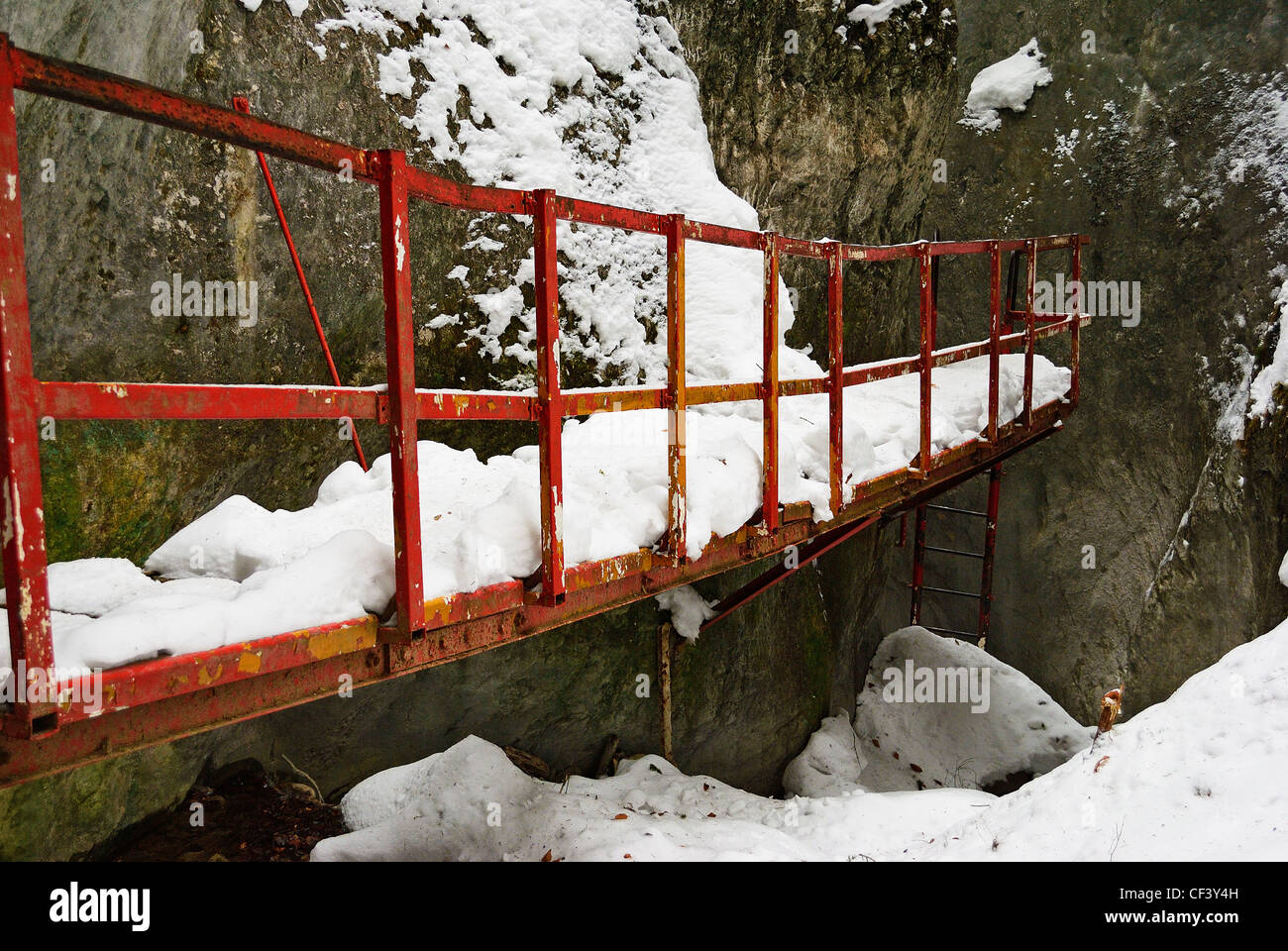 Red color iron bridge hi-res stock photography and images - Alamy