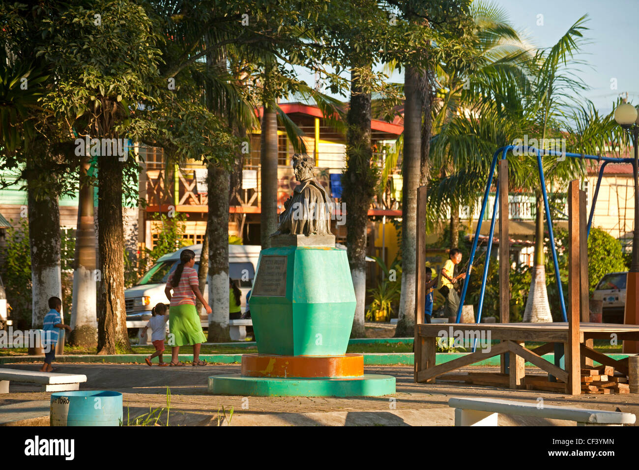 Simon Bolivar monument at Parque Central , Isla Colon, Bocas del Toro ...