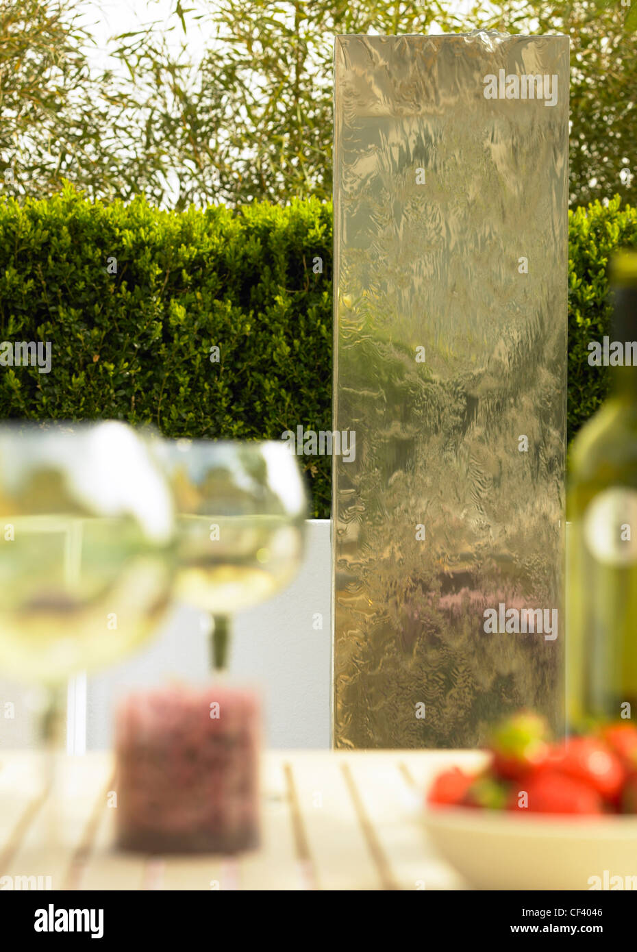 Garden water feature Stock Photo - Alamy