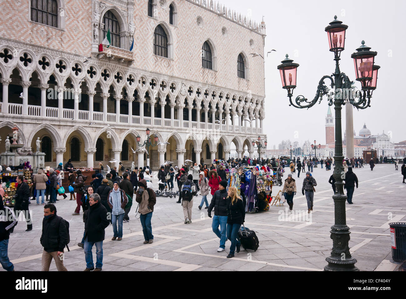 Venice piazza crowd hi-res stock photography and images - Alamy
