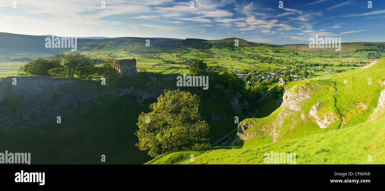A view of Peveril Castle and the village of Castleton Stock Photo - Alamy