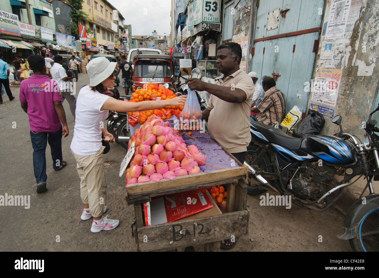 apples and oranges for sale in the Pettah Bazaar market in Colombo, Sri ...