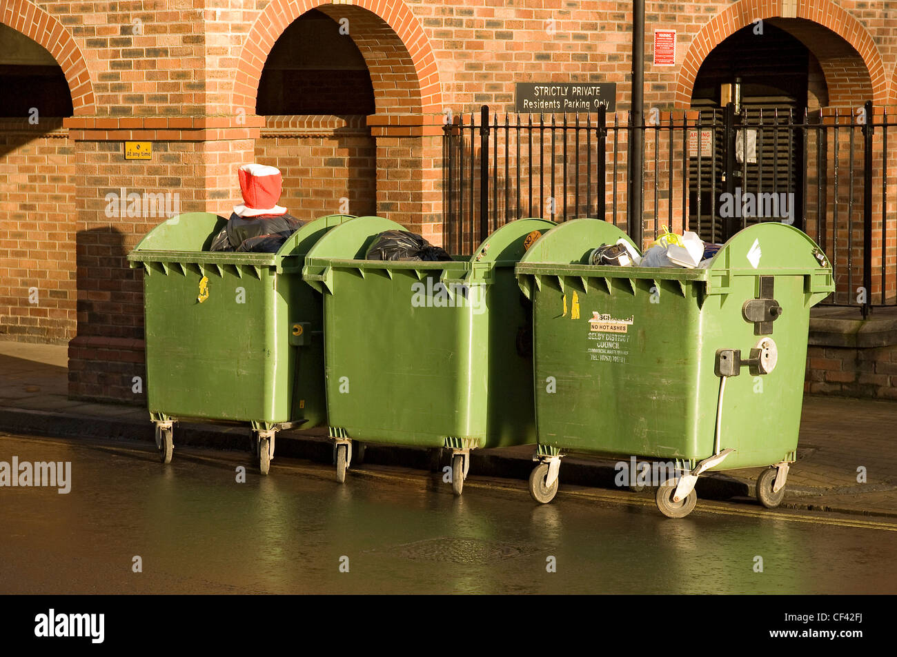 Green rubbish bins hi-res stock photography and images - Alamy