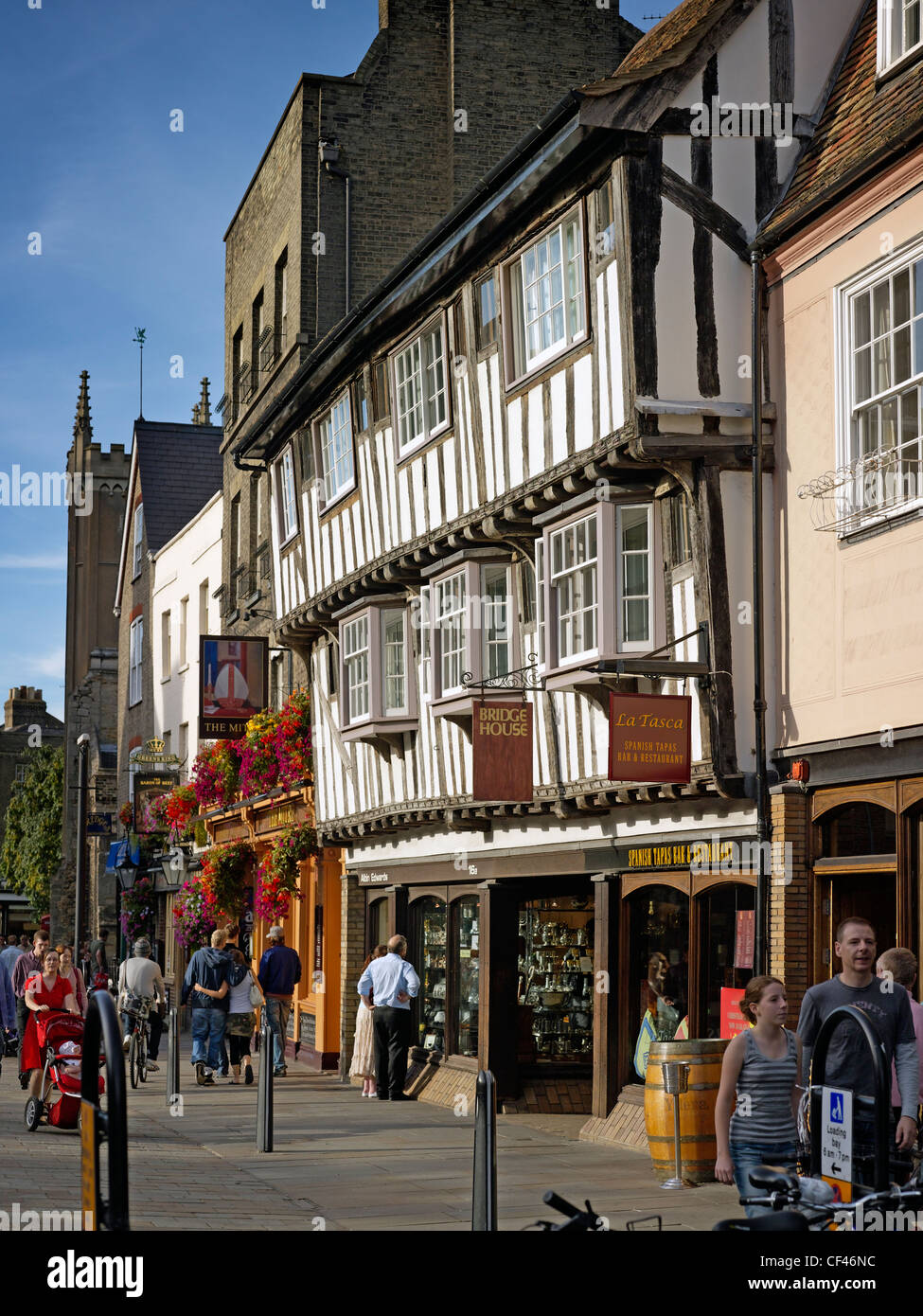 Shoppers at Bridge Street in Cambridge Stock Photo - Alamy