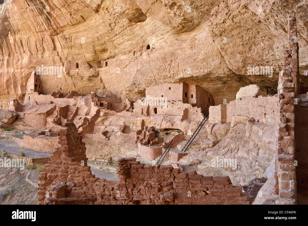 Long House cliff dwelling in alcove at Wetherill Mesa in Mesa Verde ...