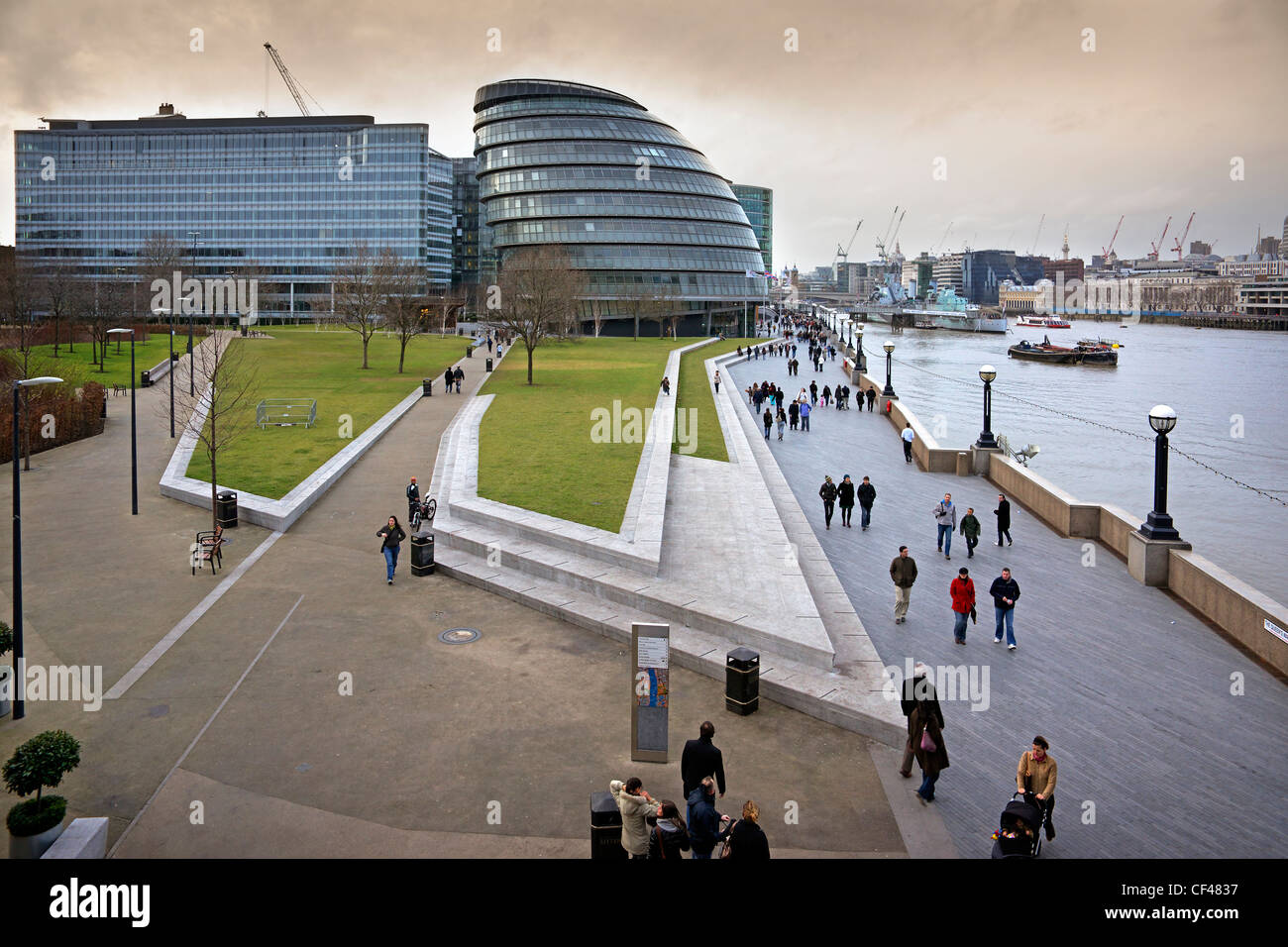 Queens walk hi-res stock photography and images - Alamy