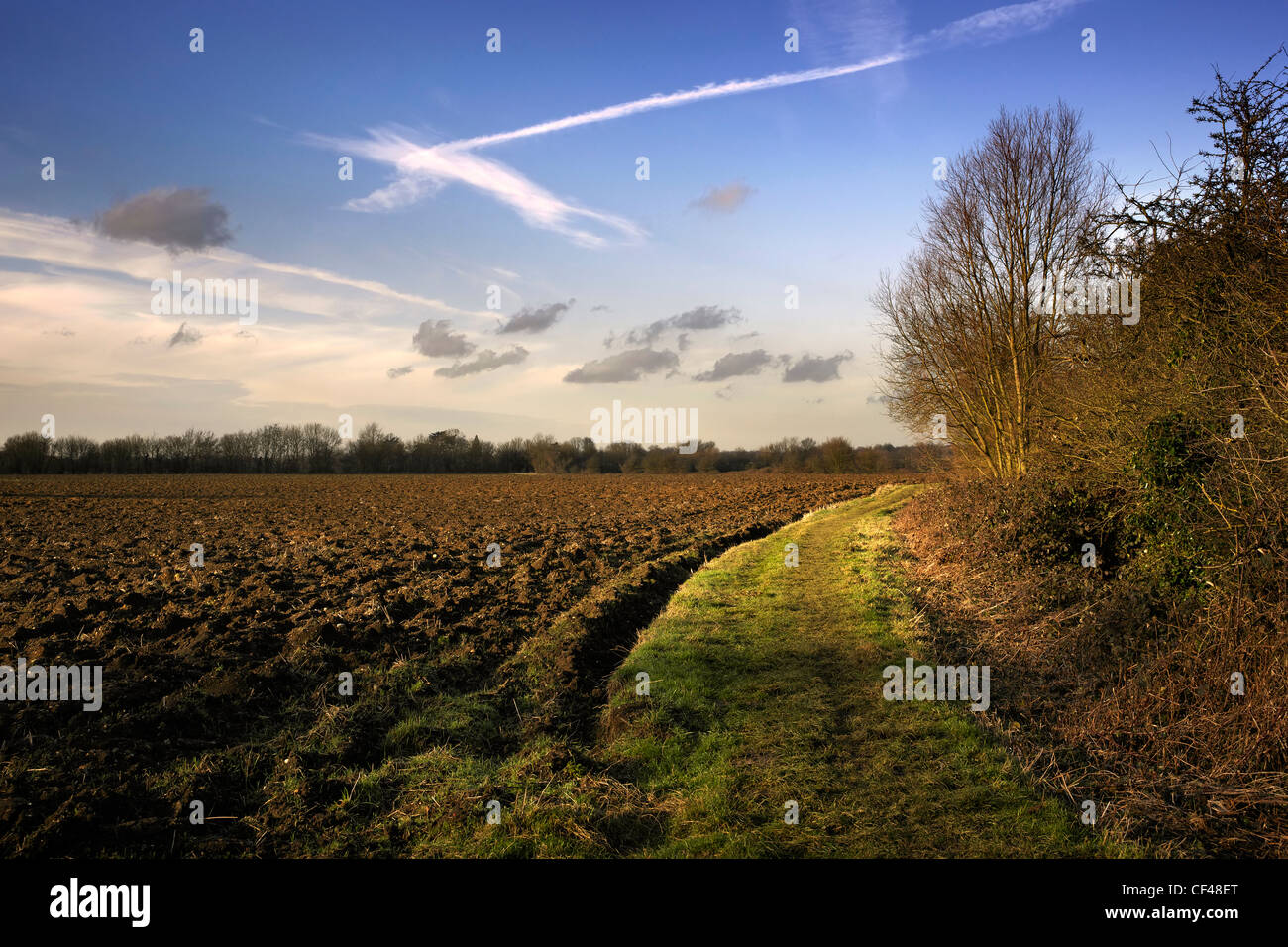 English path field village hi-res stock photography and images - Alamy