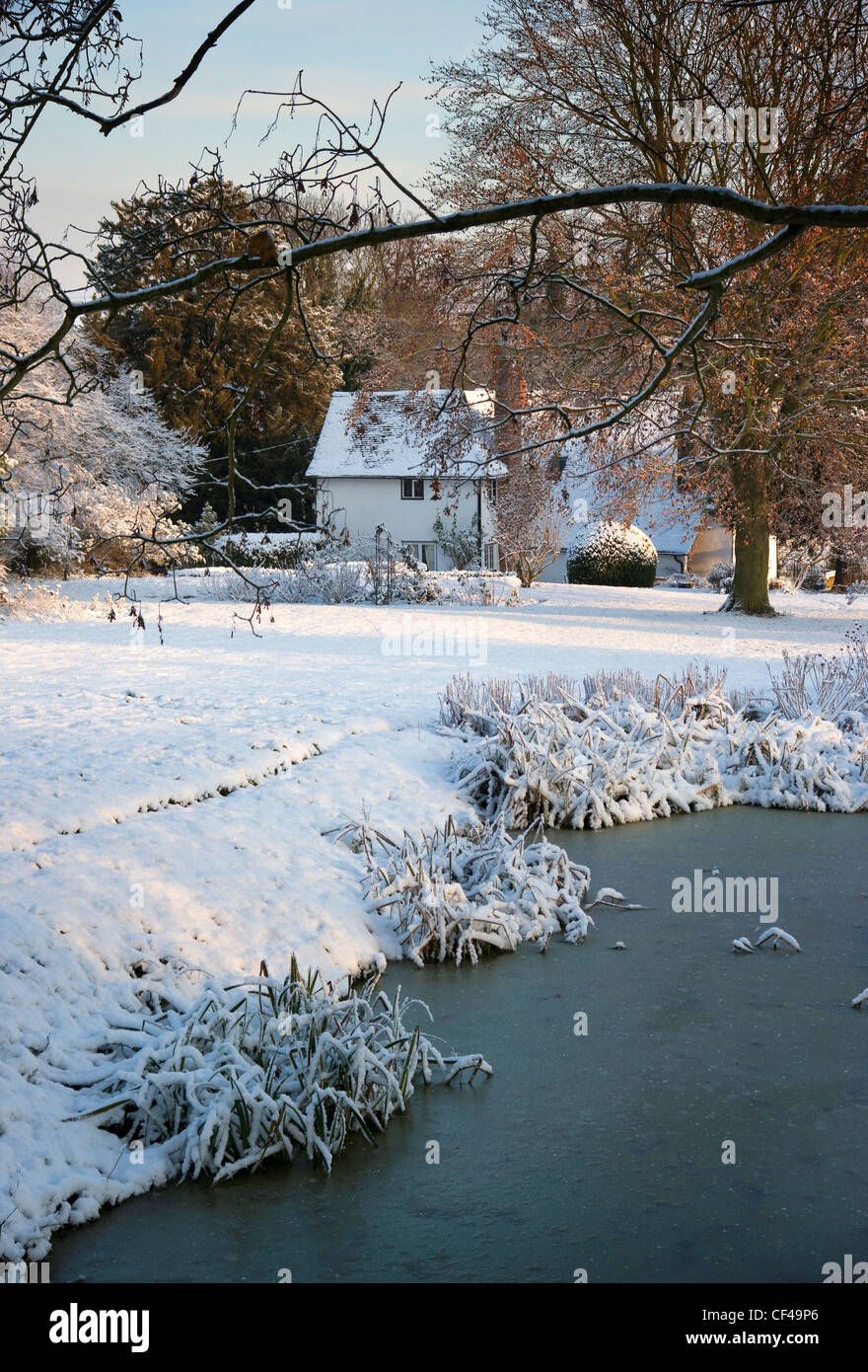 Snow covering the ground around a farmhouse in East Anglia Stock Photo ...