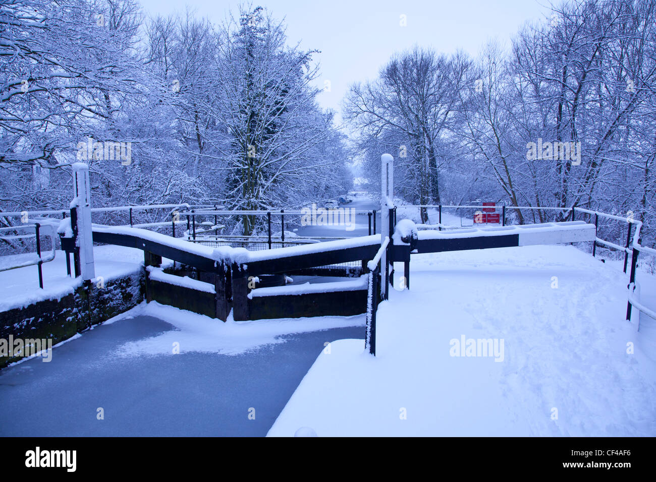 Empty canal lock hi-res stock photography and images - Alamy