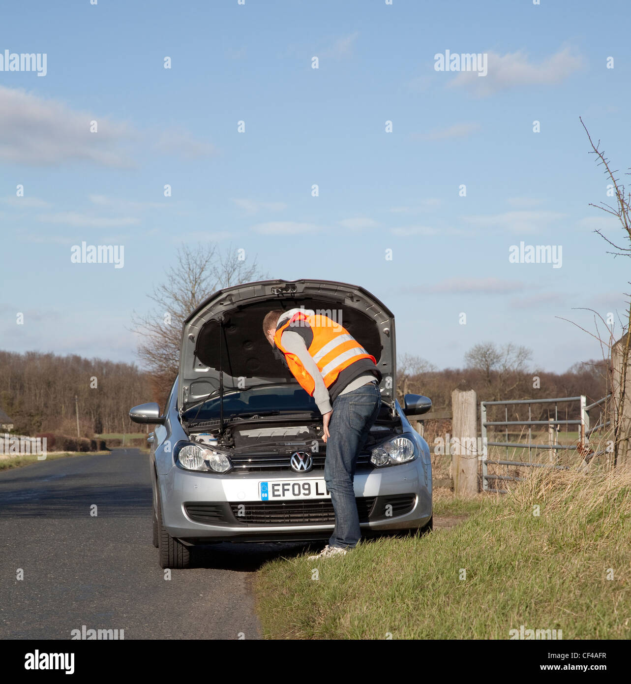 Mechanic roadside repair hi-res stock photography and images - Alamy