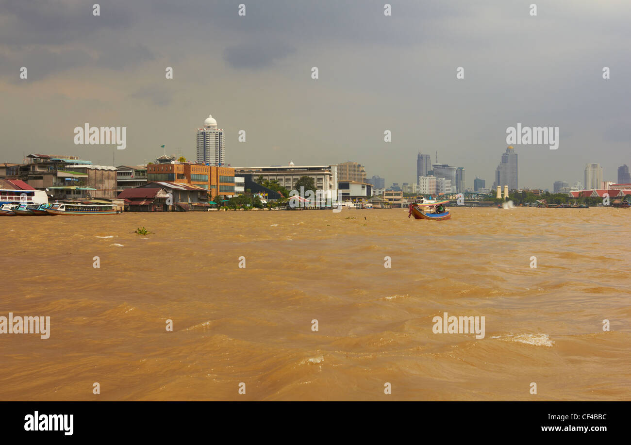 Thailand flood - Bangkok city buildings - Chao Phraya river Stock Photo ...