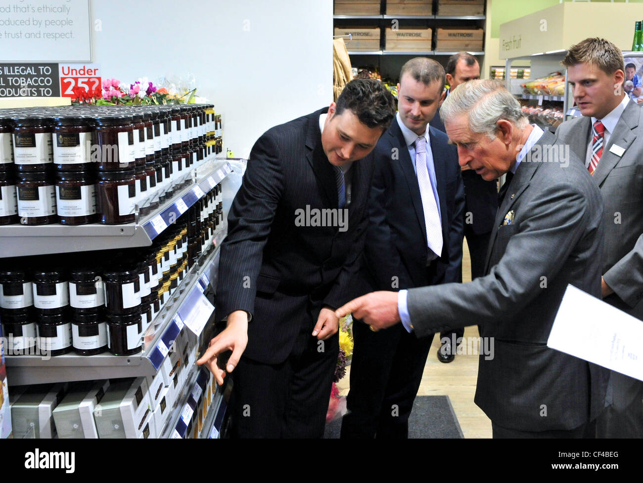 Supermarket staff meeting hi-res stock photography and images - Alamy