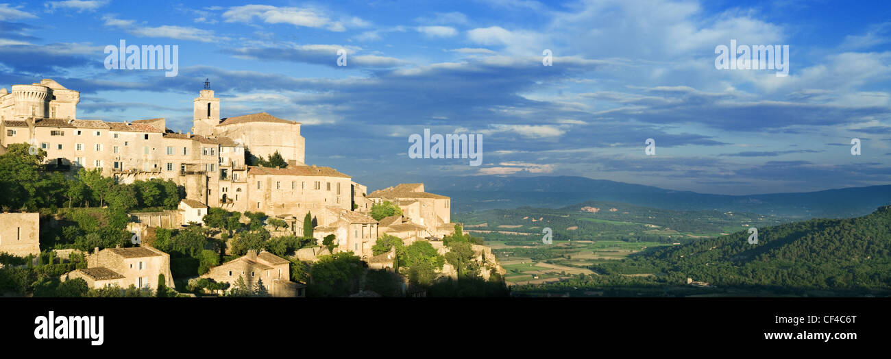 A view of the hilltop village of Gordes at sunset Stock Photo - Alamy