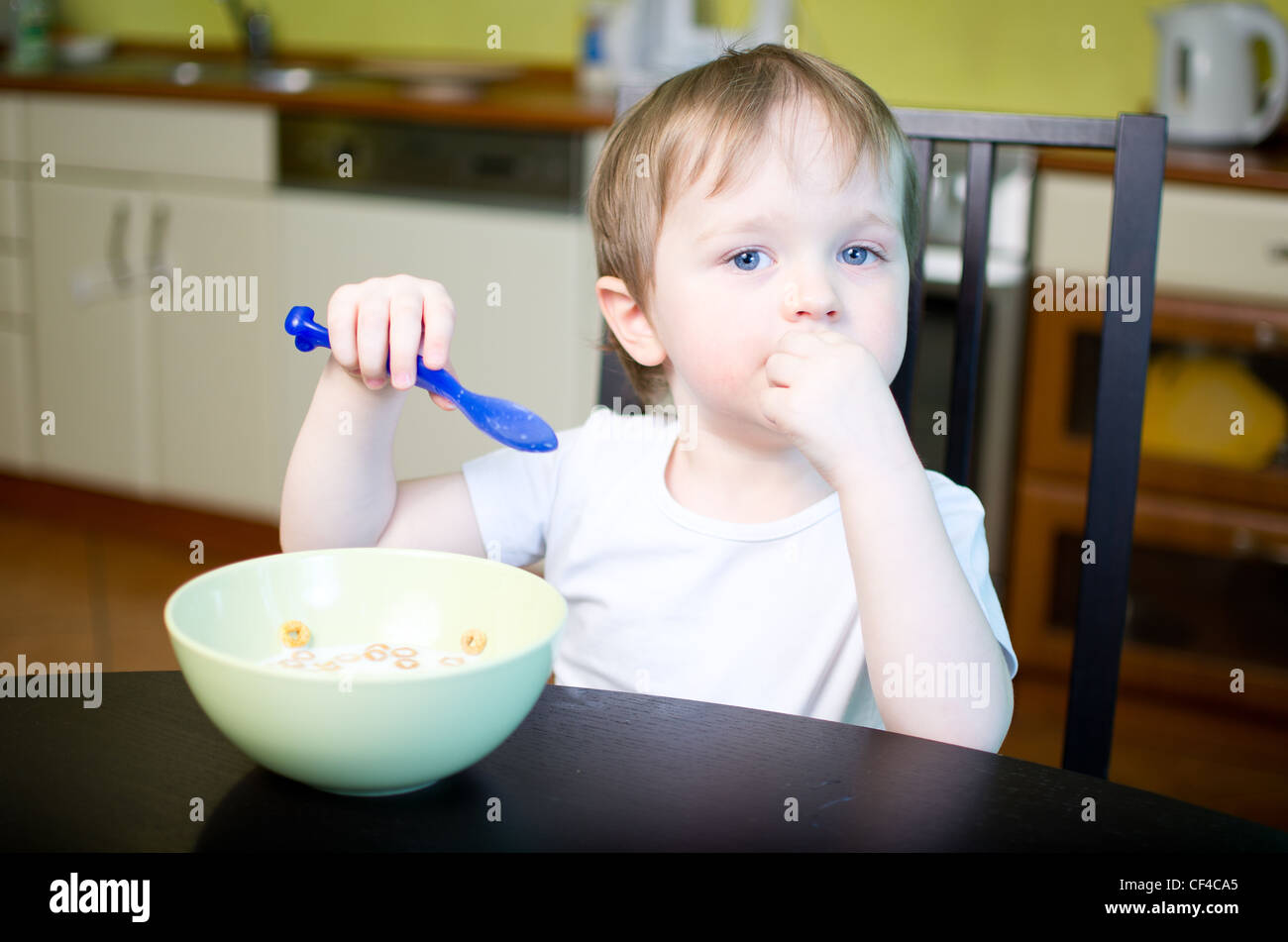 Little boy eating cereals Stock Photo - Alamy