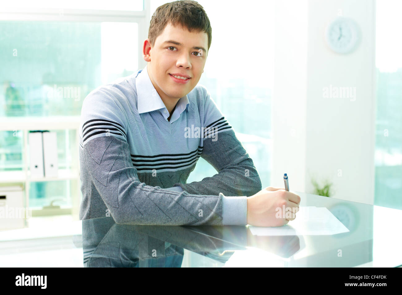 Signing business hi-res stock photography and images - Alamy