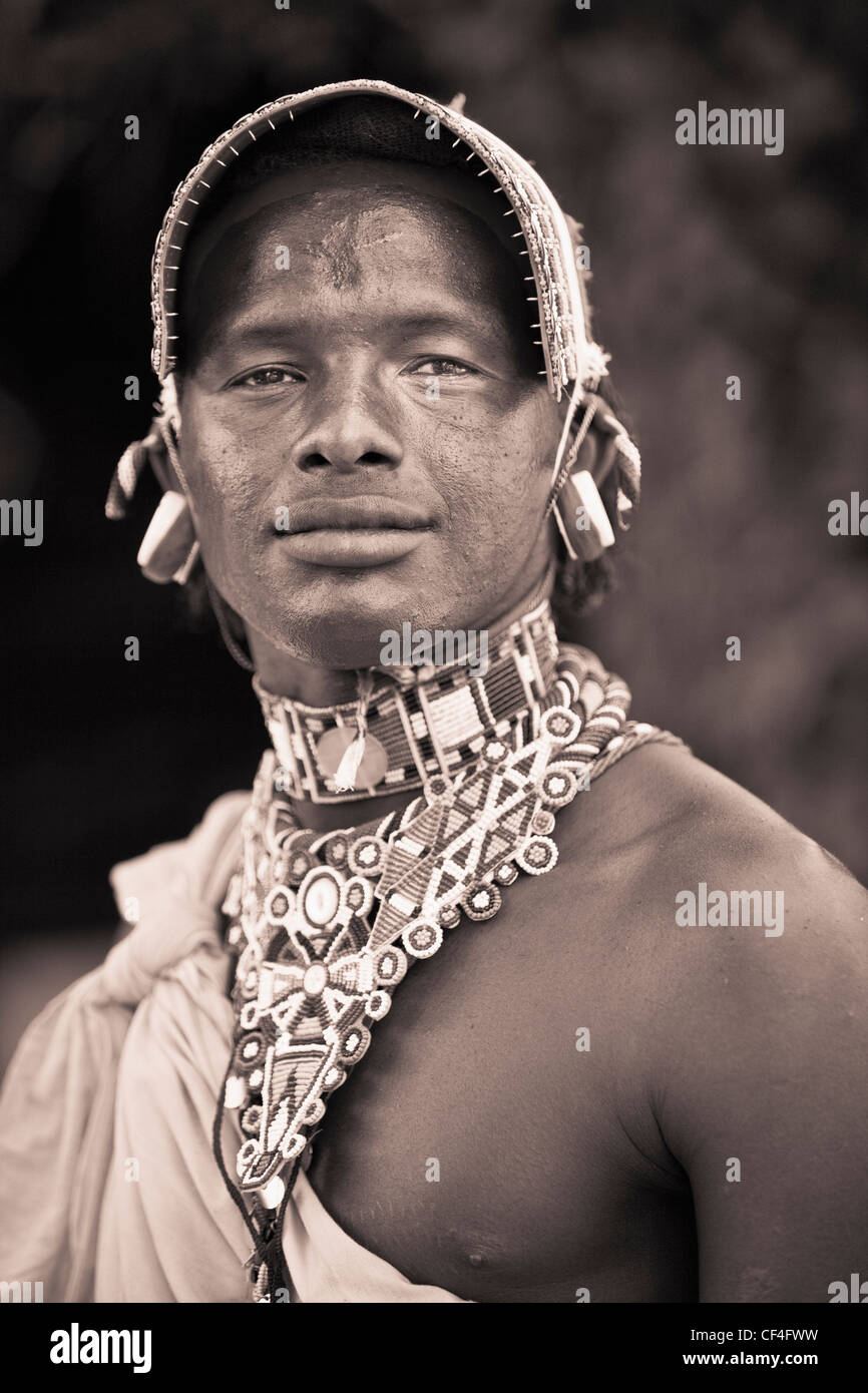 Kenya portrait young samburu man hi-res stock photography and images ...