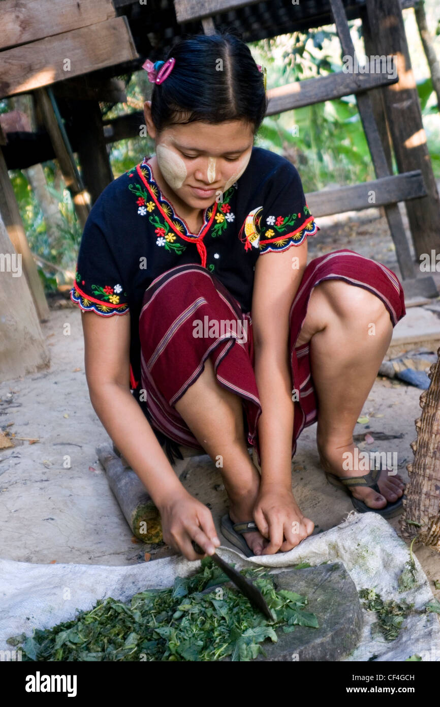 Fang tribe hi-res stock photography and images - Alamy