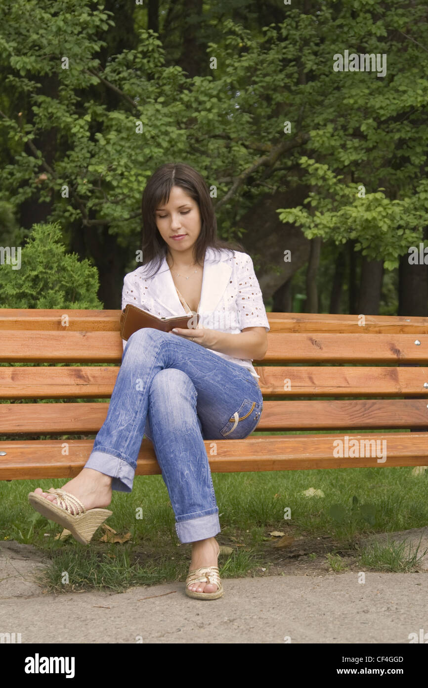 Taking notice hi-res stock photography and images - Alamy