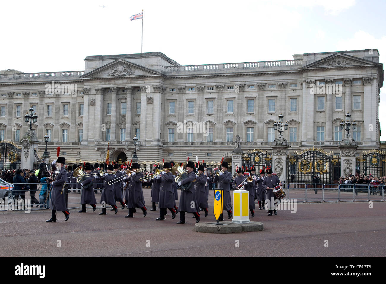 Royal guards band marching buckingham palace the changing of the hi-res ...