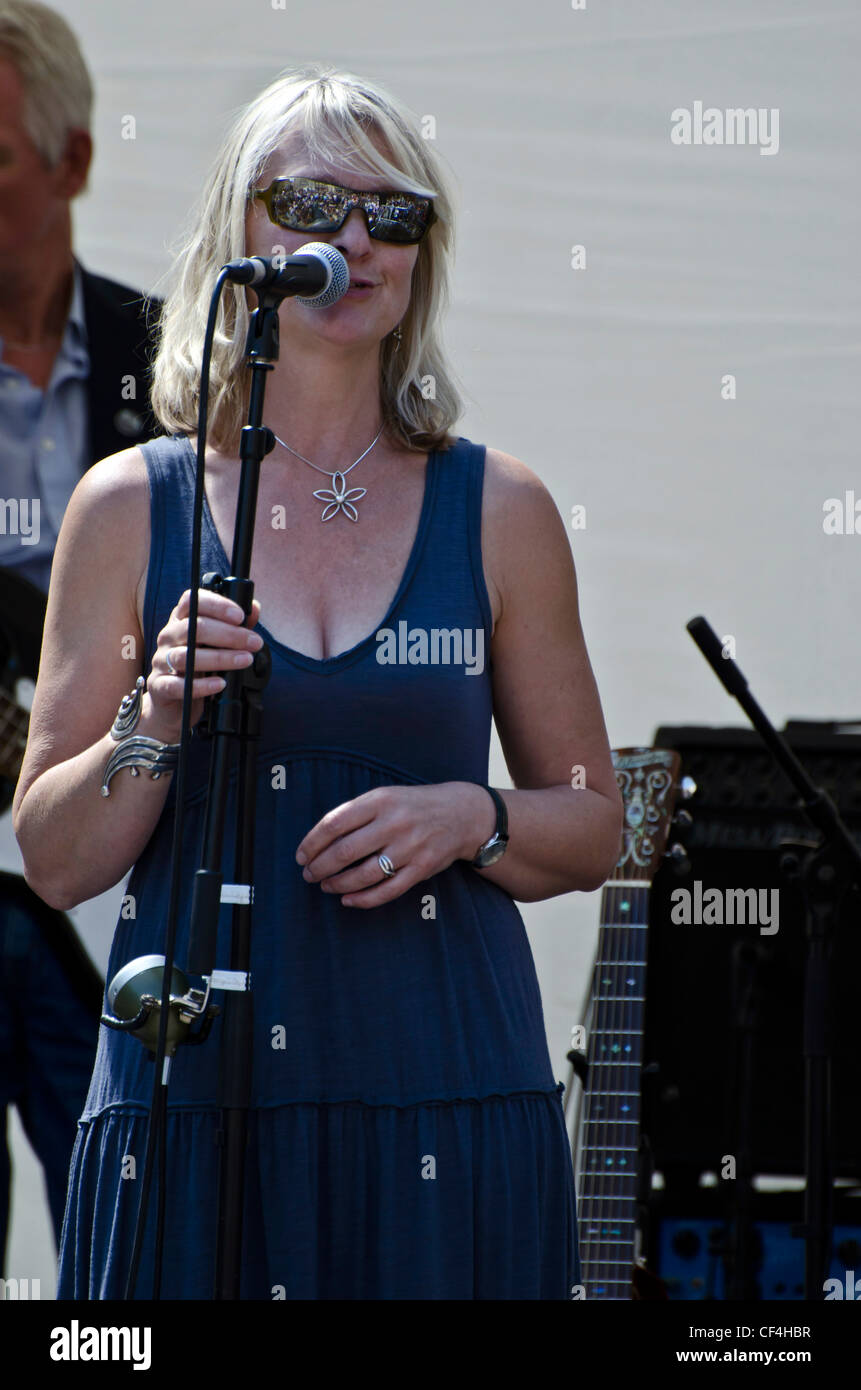 Rosy blues vocalist singer vocals hi-res stock photography and images ...