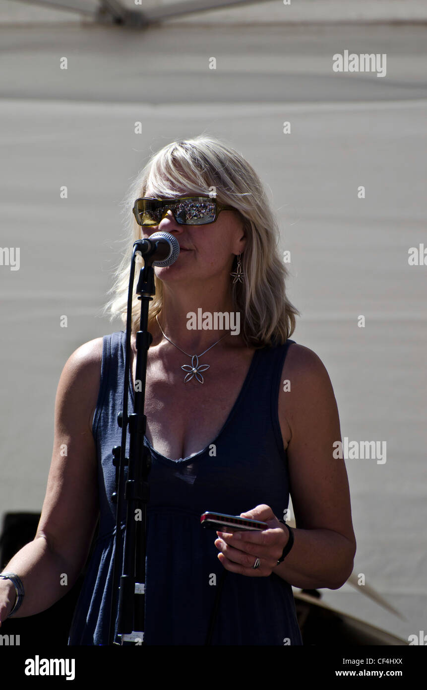 Rosy blue vocalist singer vocals hi-res stock photography and images ...