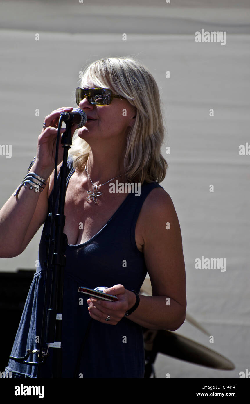 Rosy blue vocalist singer vocals hi-res stock photography and images ...
