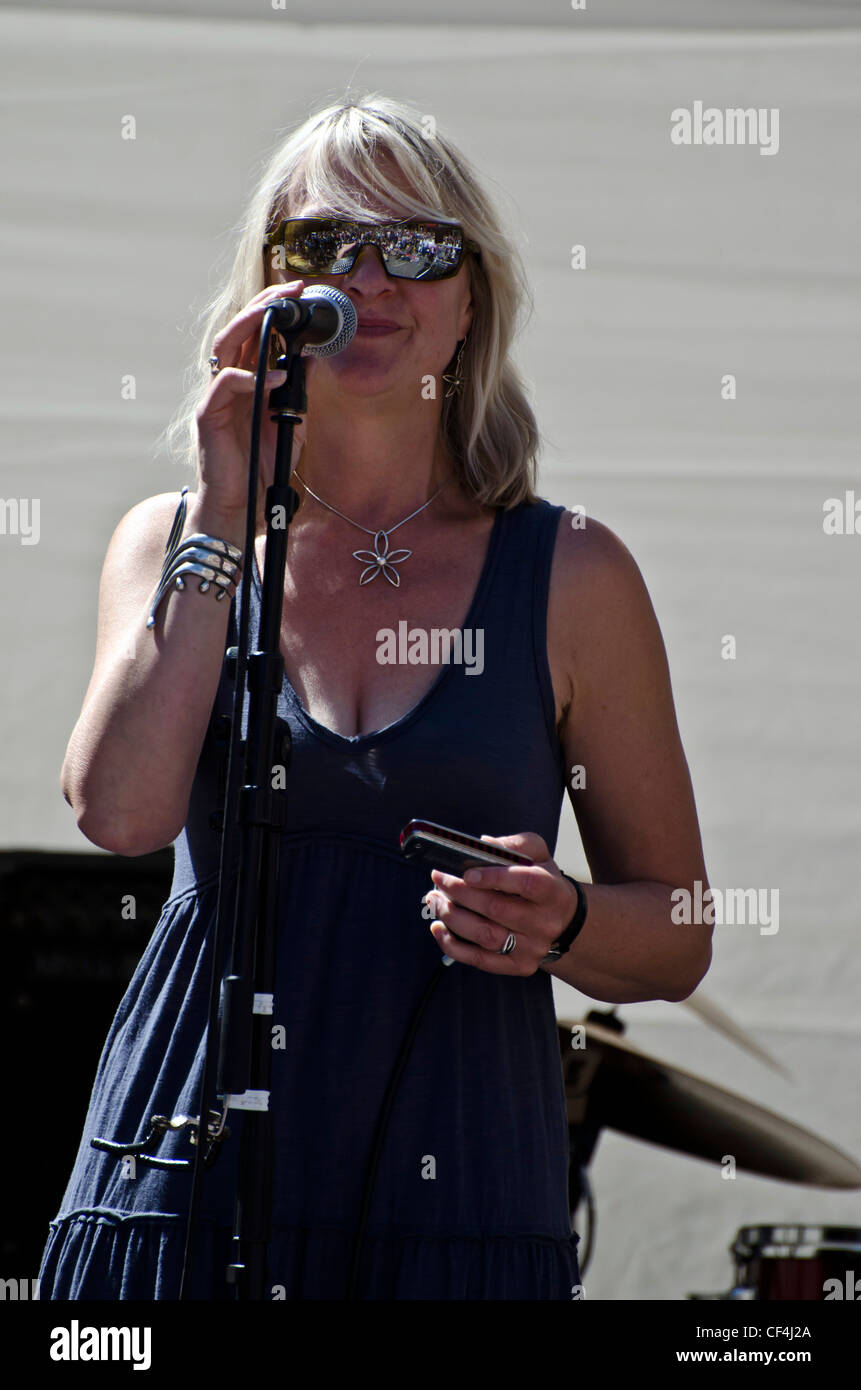 Rosy blue vocalist singer vocals hi-res stock photography and images ...