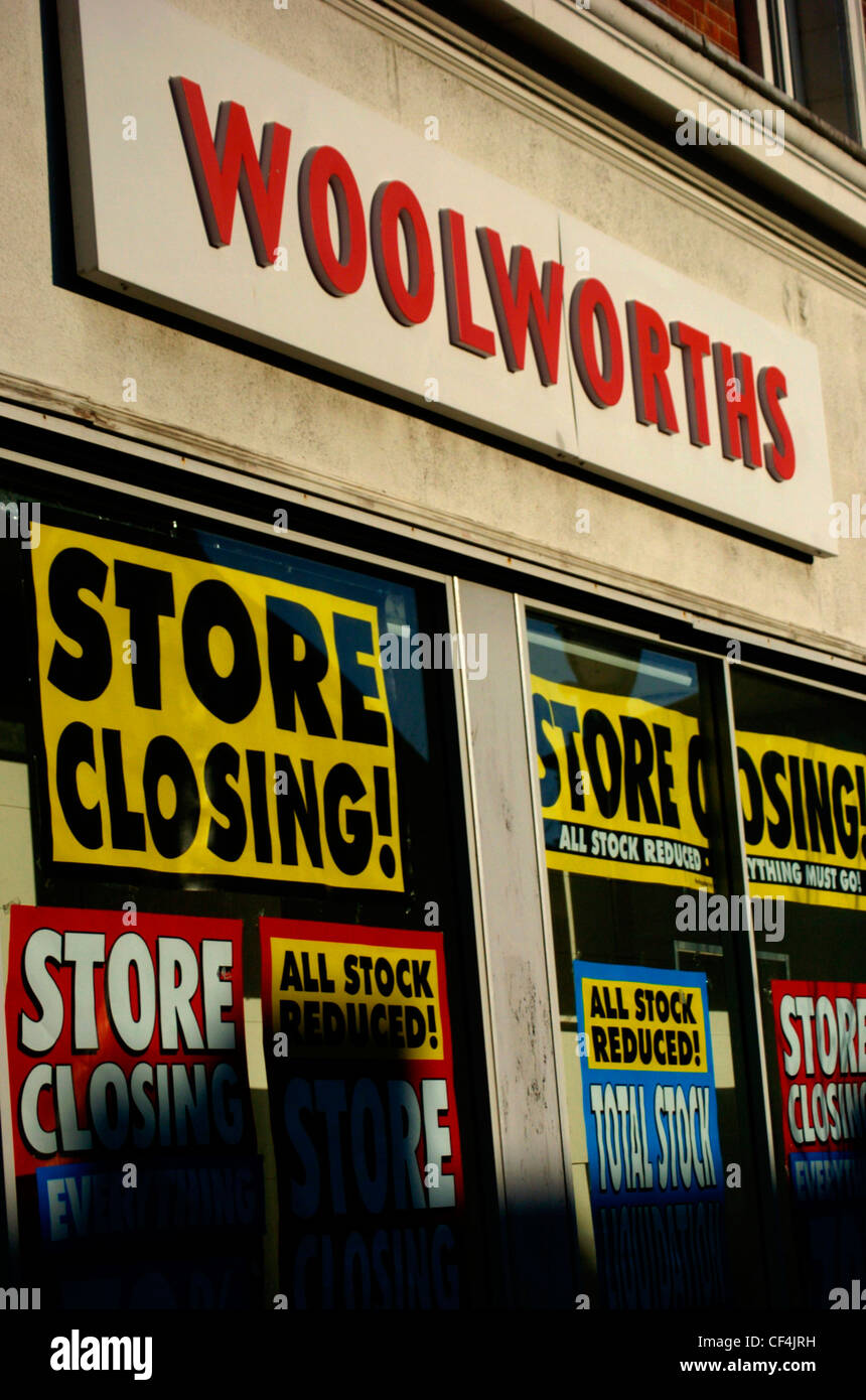 Store closing signs in the windows of Woolworths in Hove Stock Photo ...