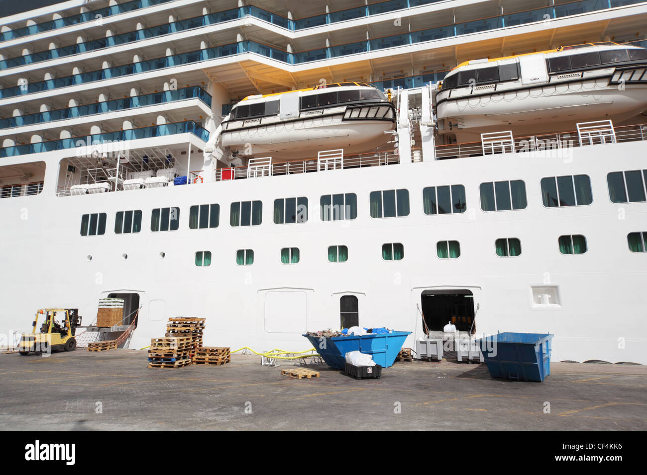 Cruise ship loading dock hi-res stock photography and images - Alamy