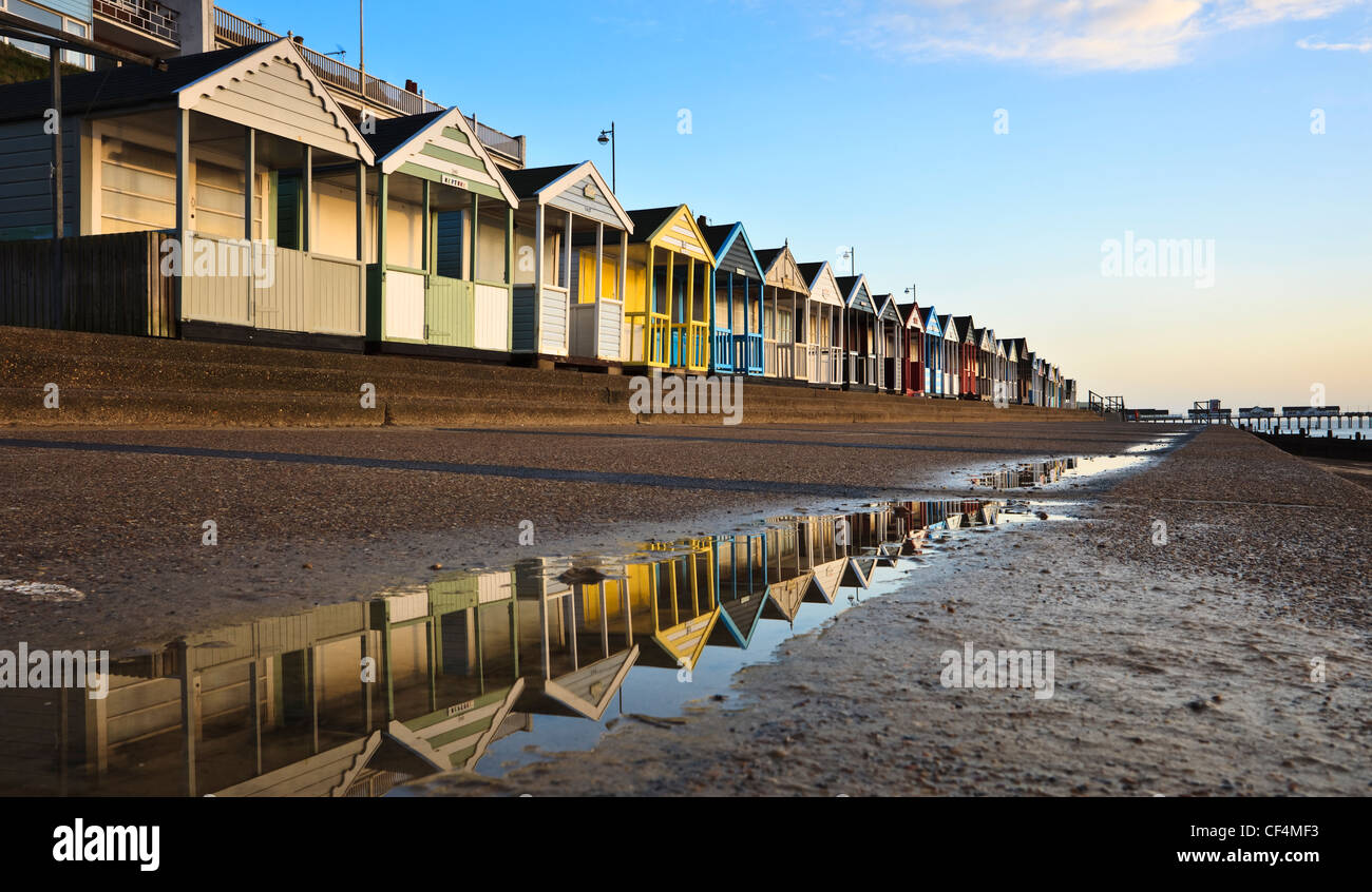 Beach huts along the seafront at Southwold Stock Photo - Alamy