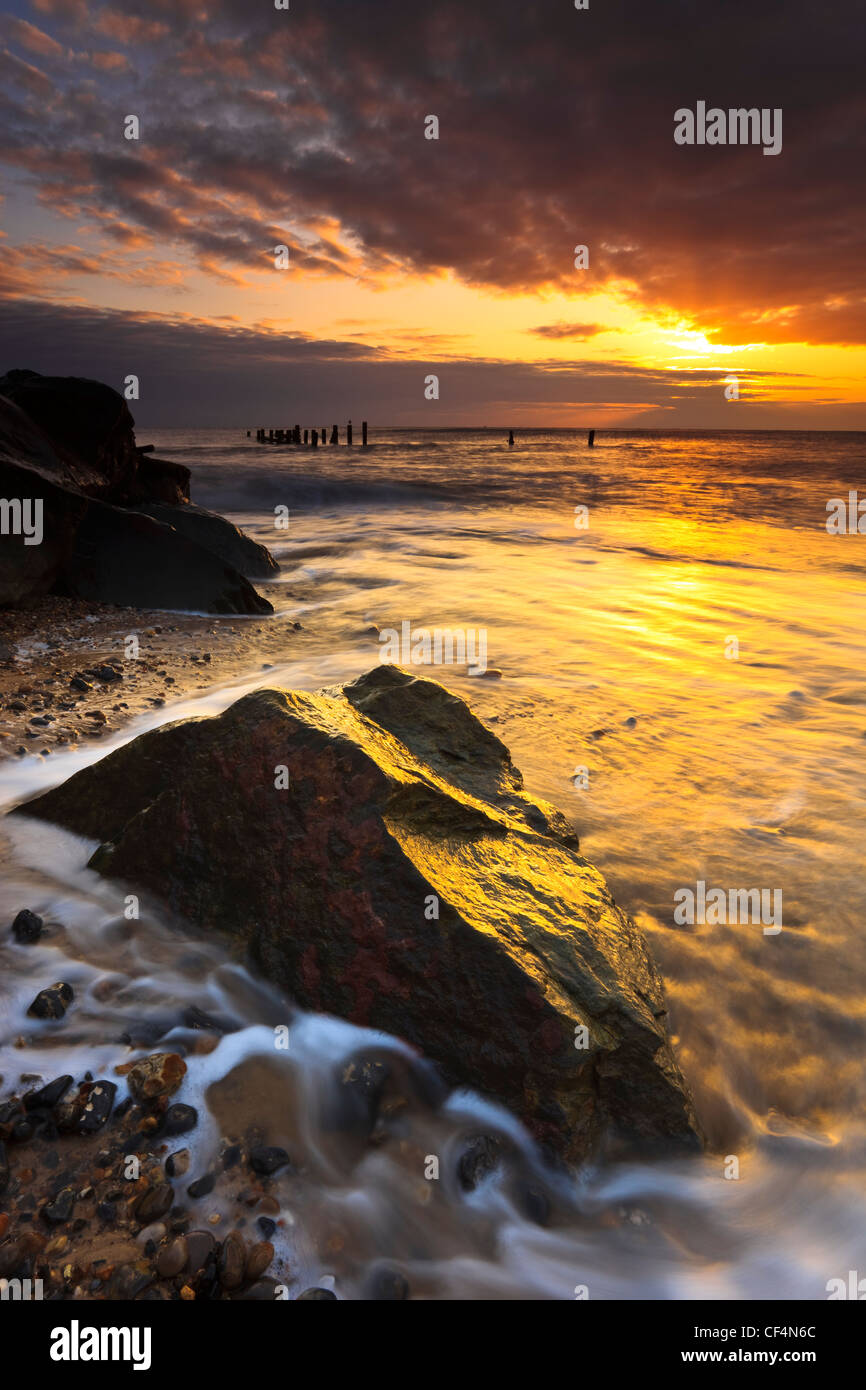 Water around rock hi-res stock photography and images - Alamy