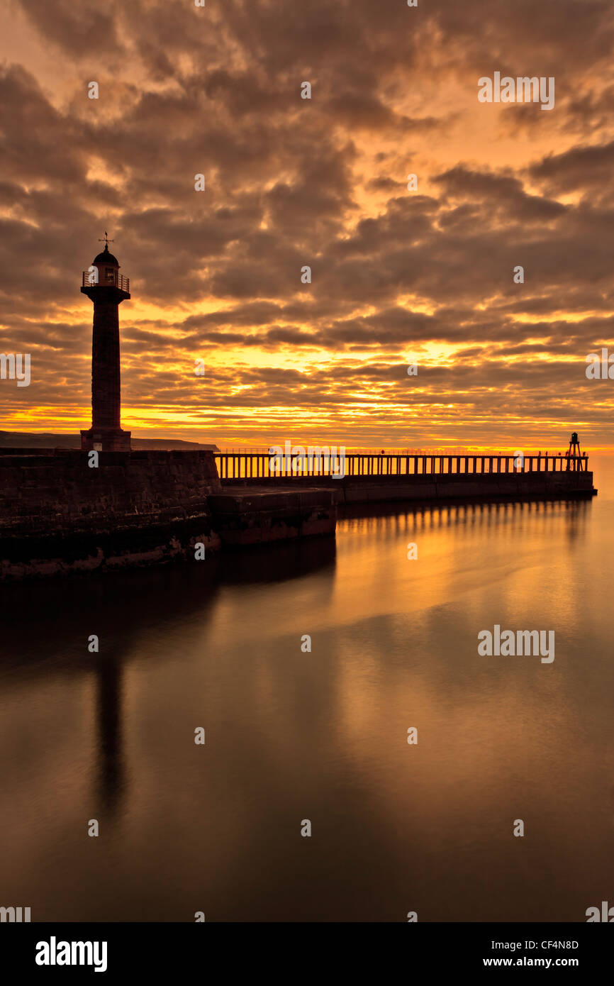 Whitby West Pier and lighthouses silhouetted at sunset Stock Photo - Alamy