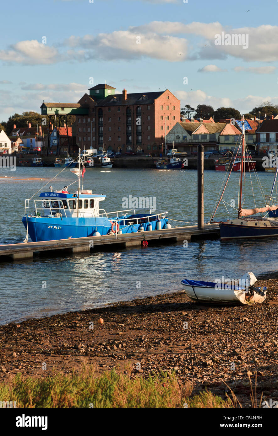 Granary building hi-res stock photography and images - Alamy