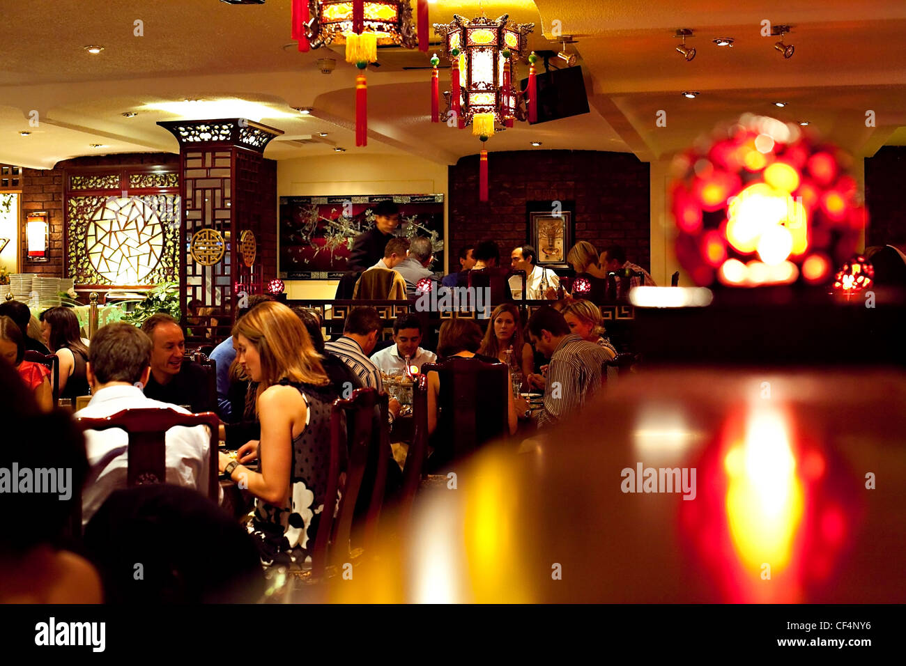 People are having dinner in Chinese restaurant Stock Photo - Alamy
