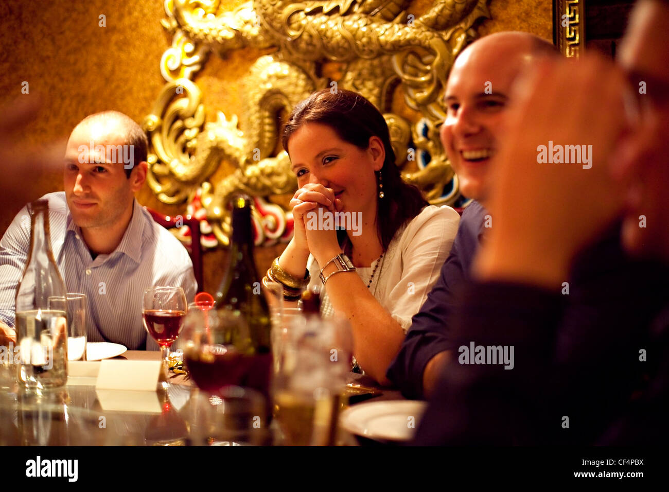 People are having dinner in Chinese restaurant Stock Photo - Alamy