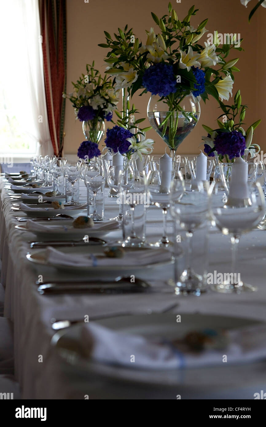 Setting of wedding dinner table Stock Photo - Alamy