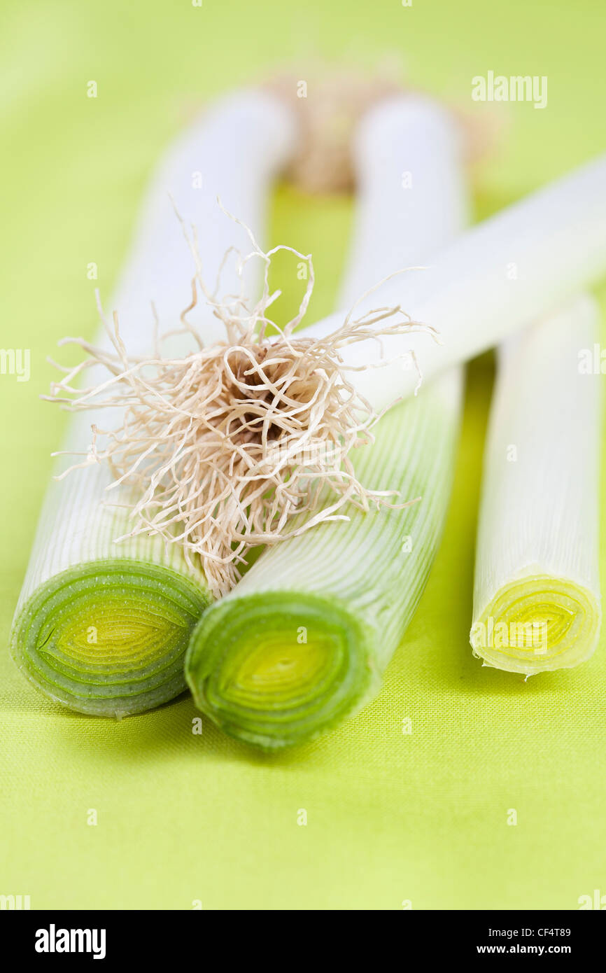 bunch of fresh leeks Stock Photo - Alamy