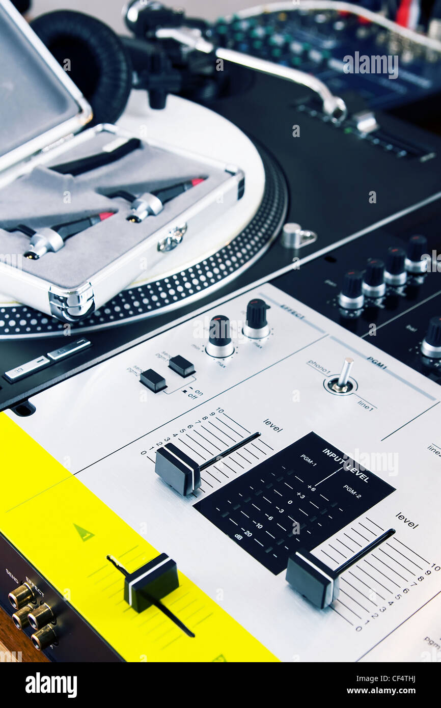 Hip hop record deck hi-res stock photography and images - Alamy