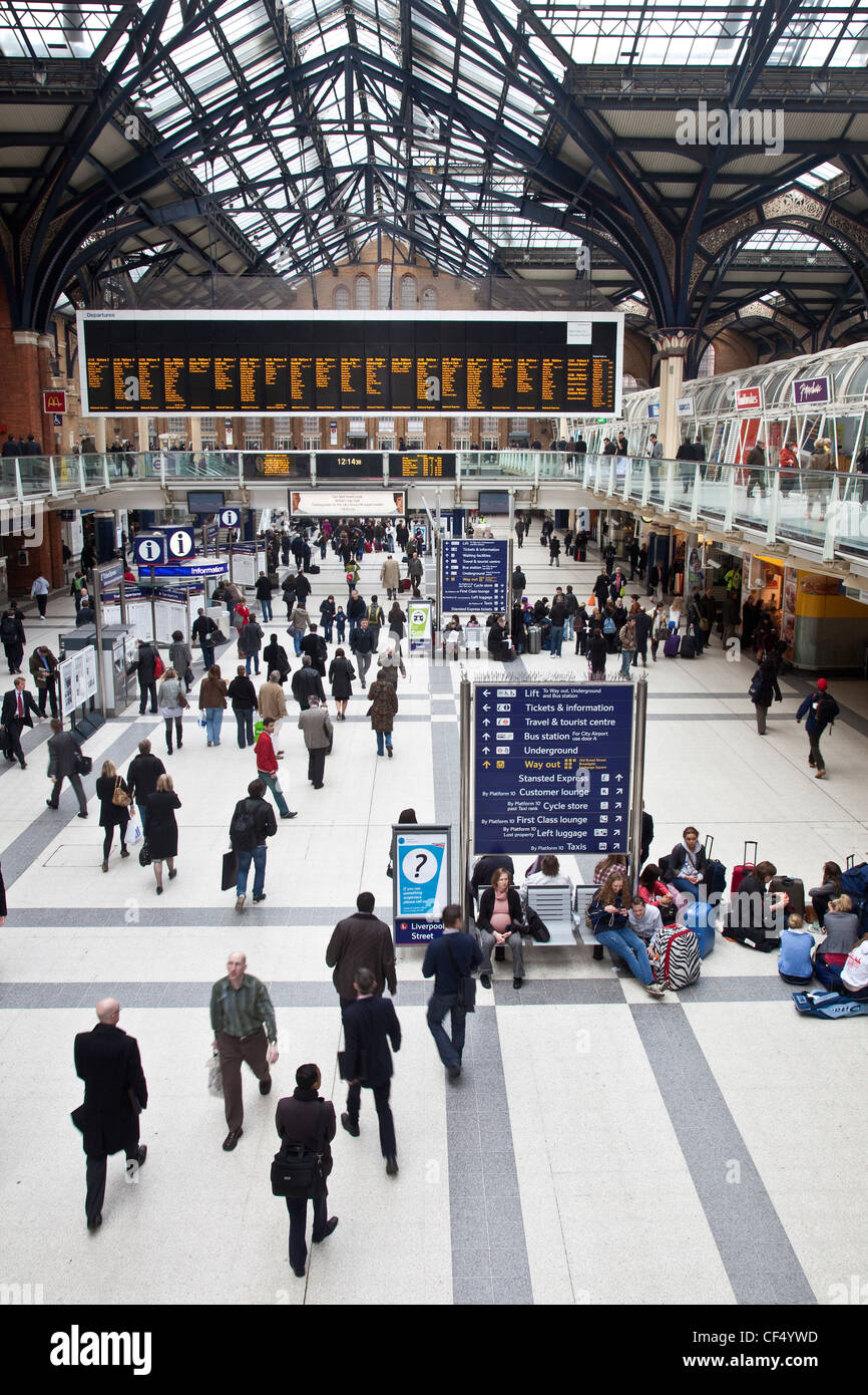 Concourse with signs hi-res stock photography and images - Alamy