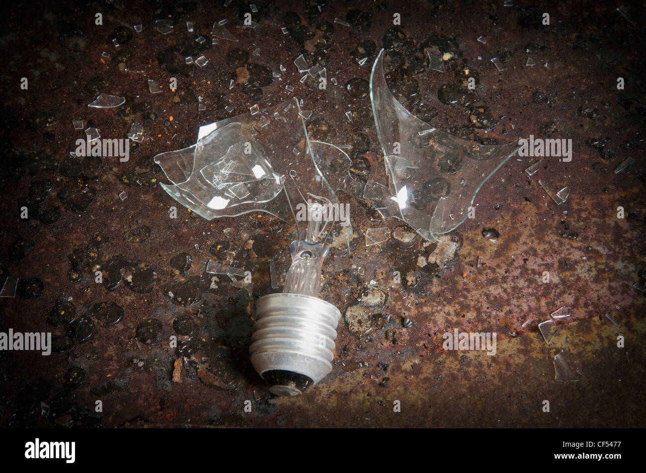Broken electric bulb, close up Stock Photo - Alamy