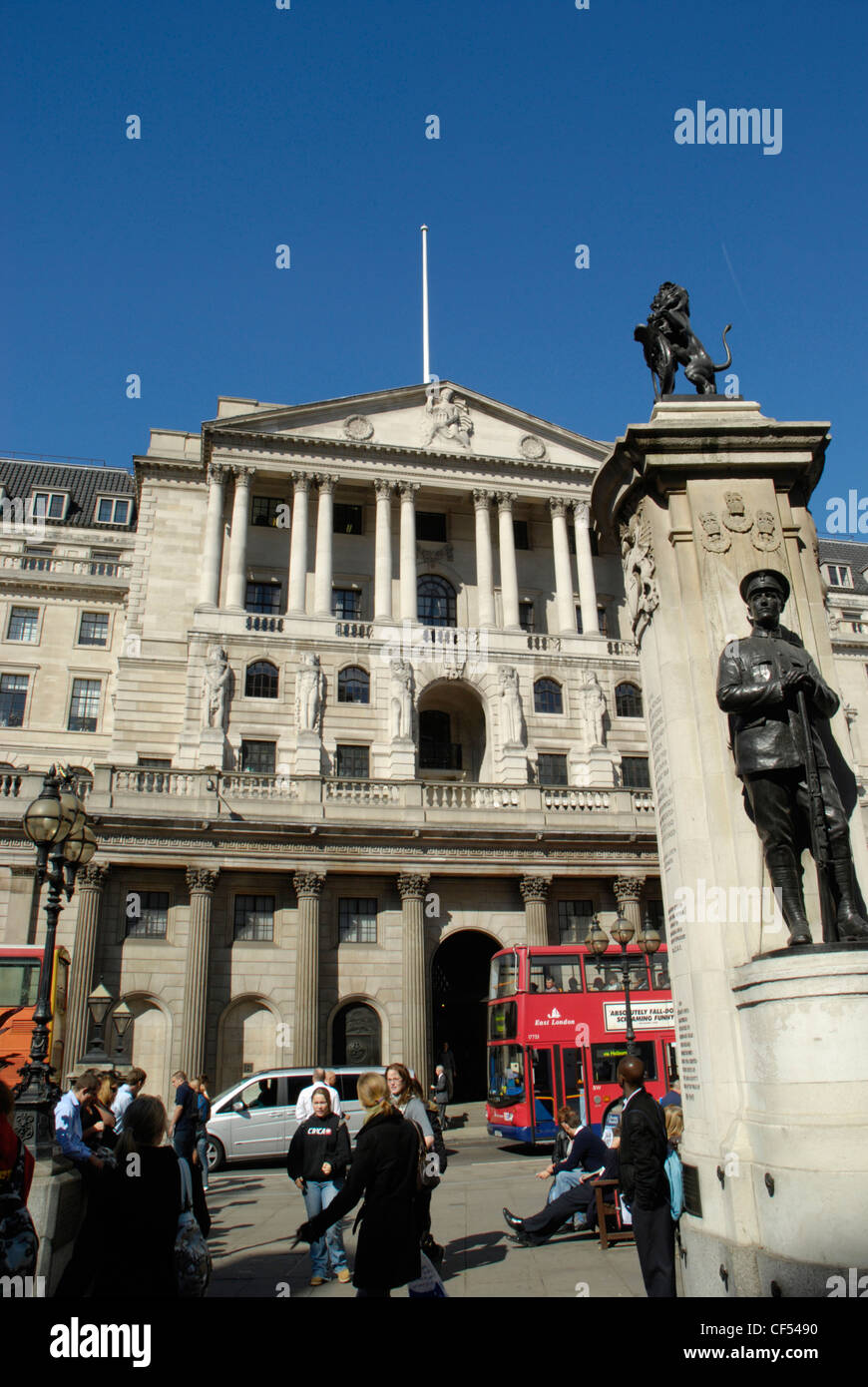 Exterior view of the Bank of England and office workers in Threadneedle ...