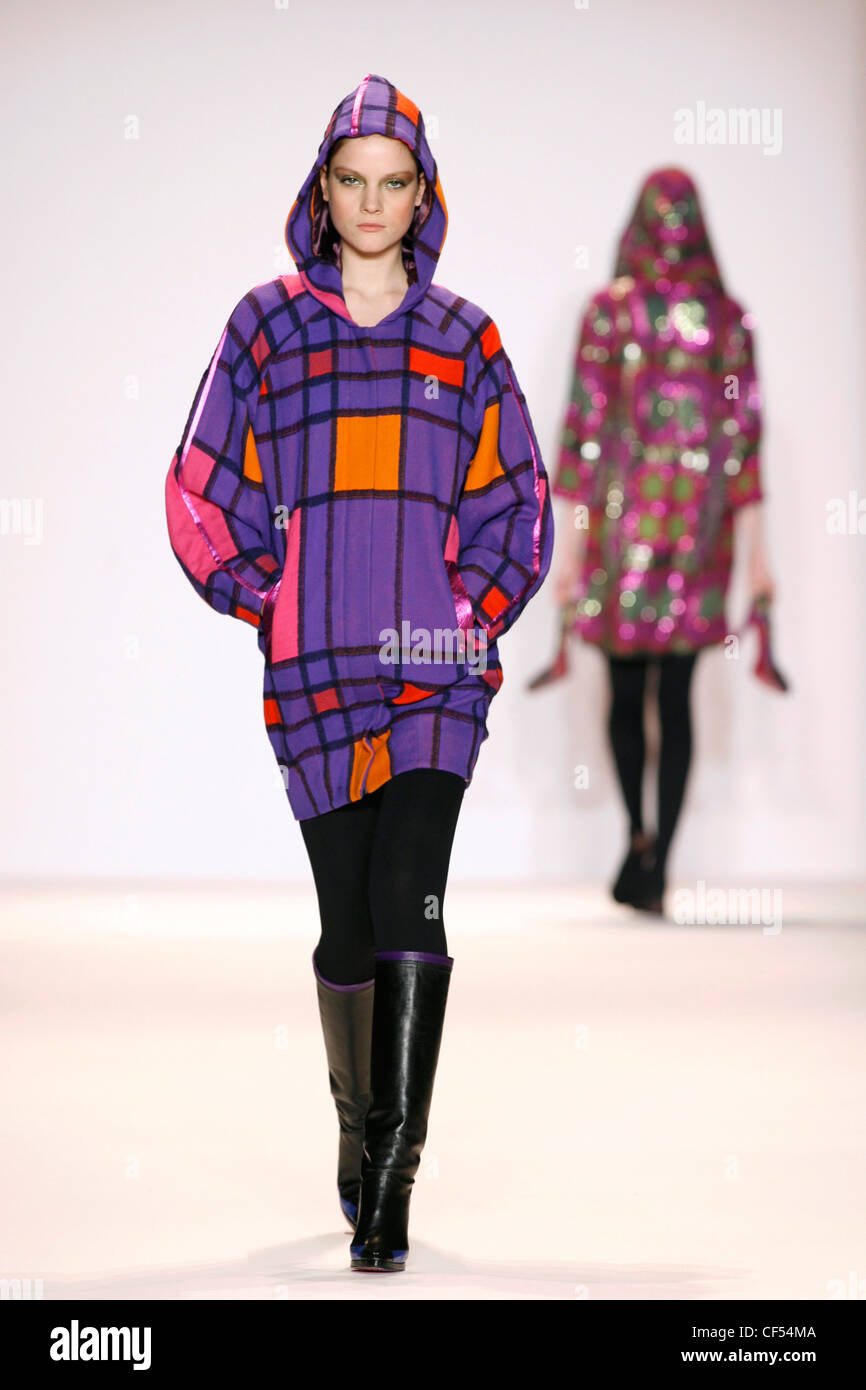 Fashion geometric patterns runway hi-res stock photography and images ...