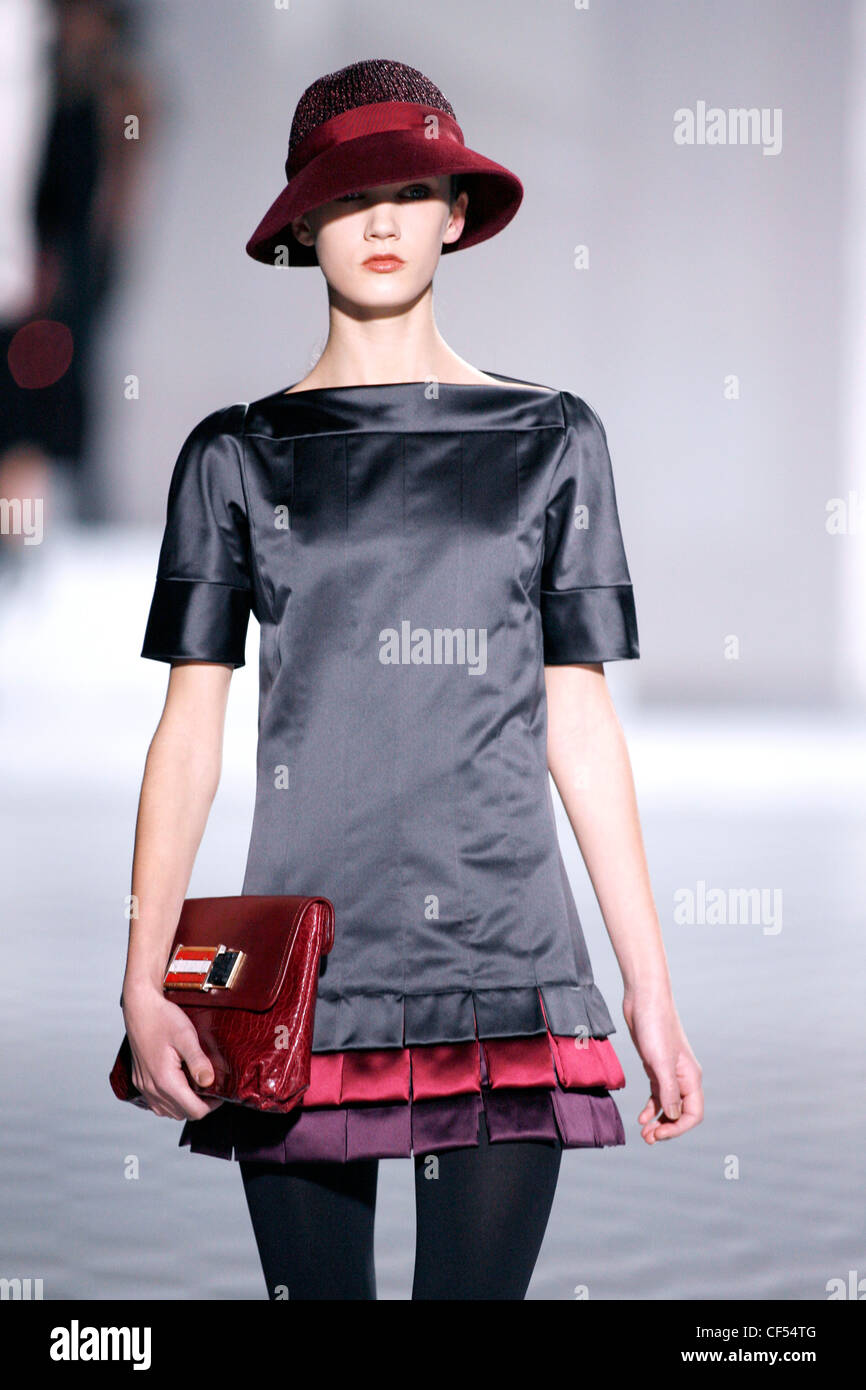 Model Laragh McCann wearing black wool and red felt cloche style hat ...