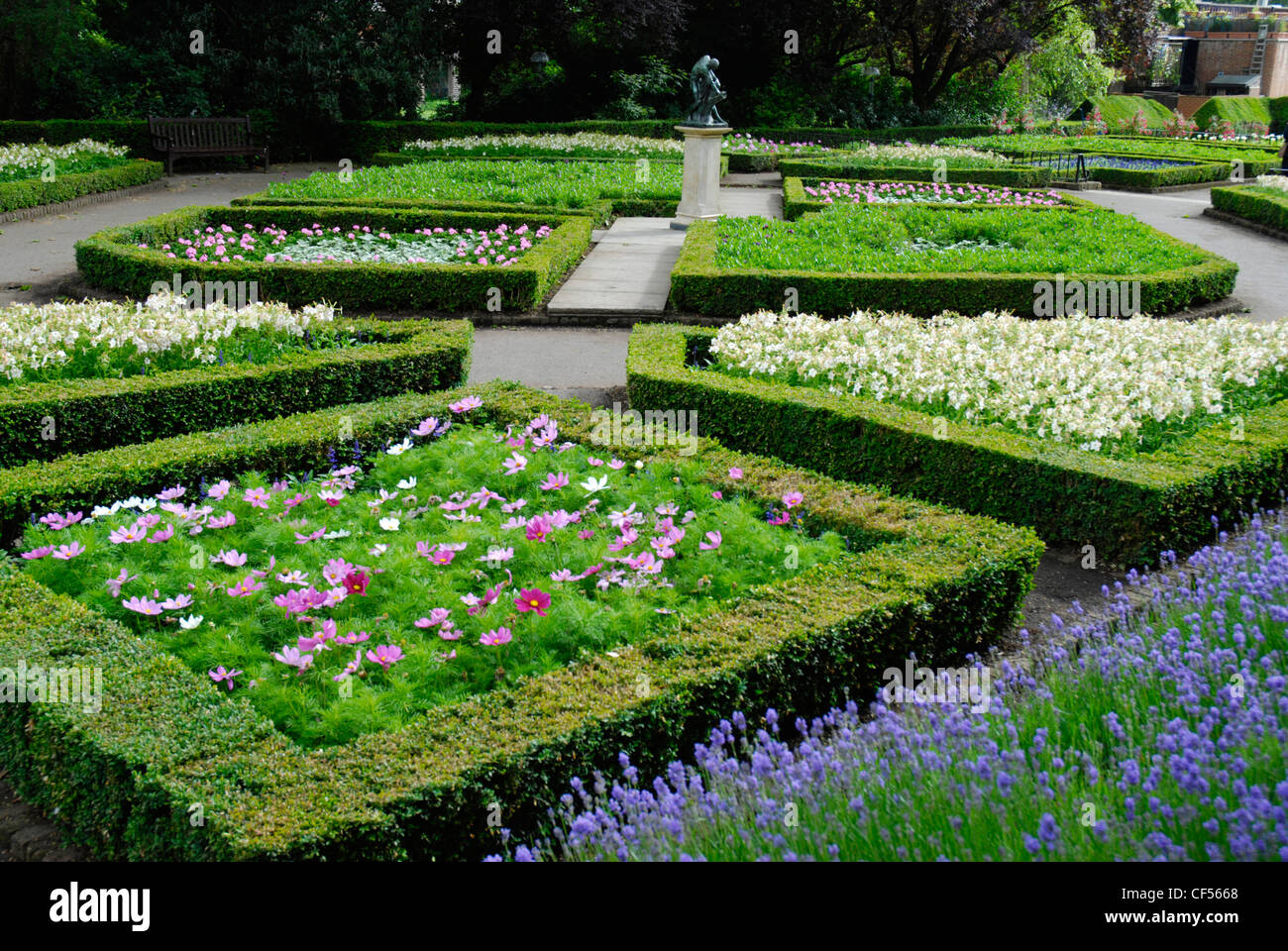 The landscaped formal garden in Kensingtons Holland Park Stock Photo ...