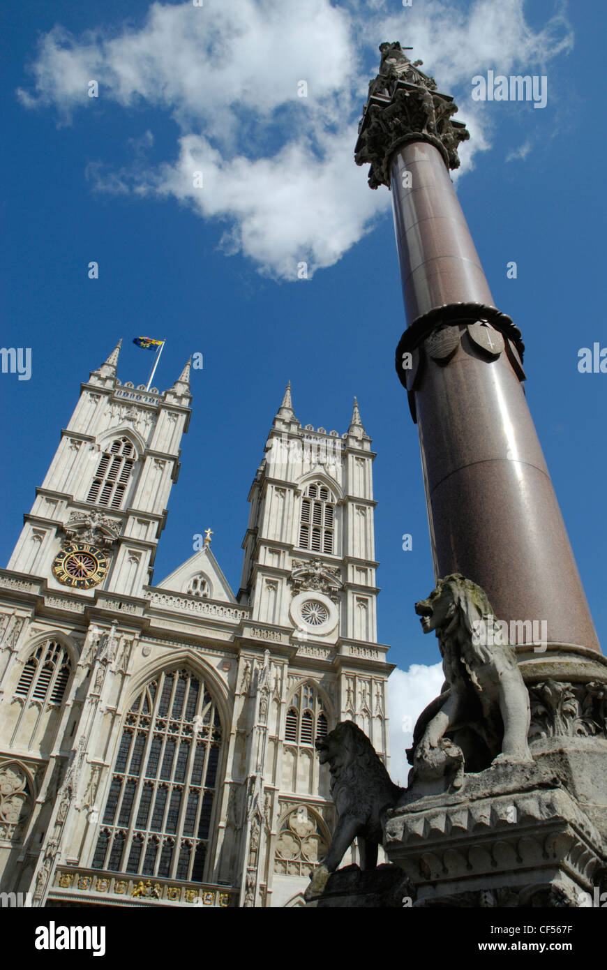 Western aspect of Westminster Abbey and nearby memorial column Stock ...